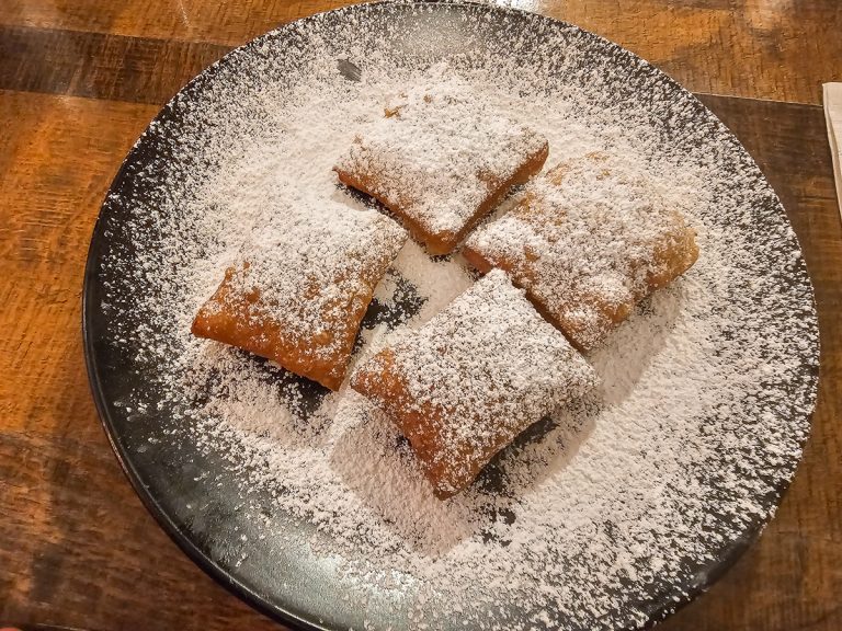 Café du Monde vs Café Beignet [Best Beignets in NOLA]